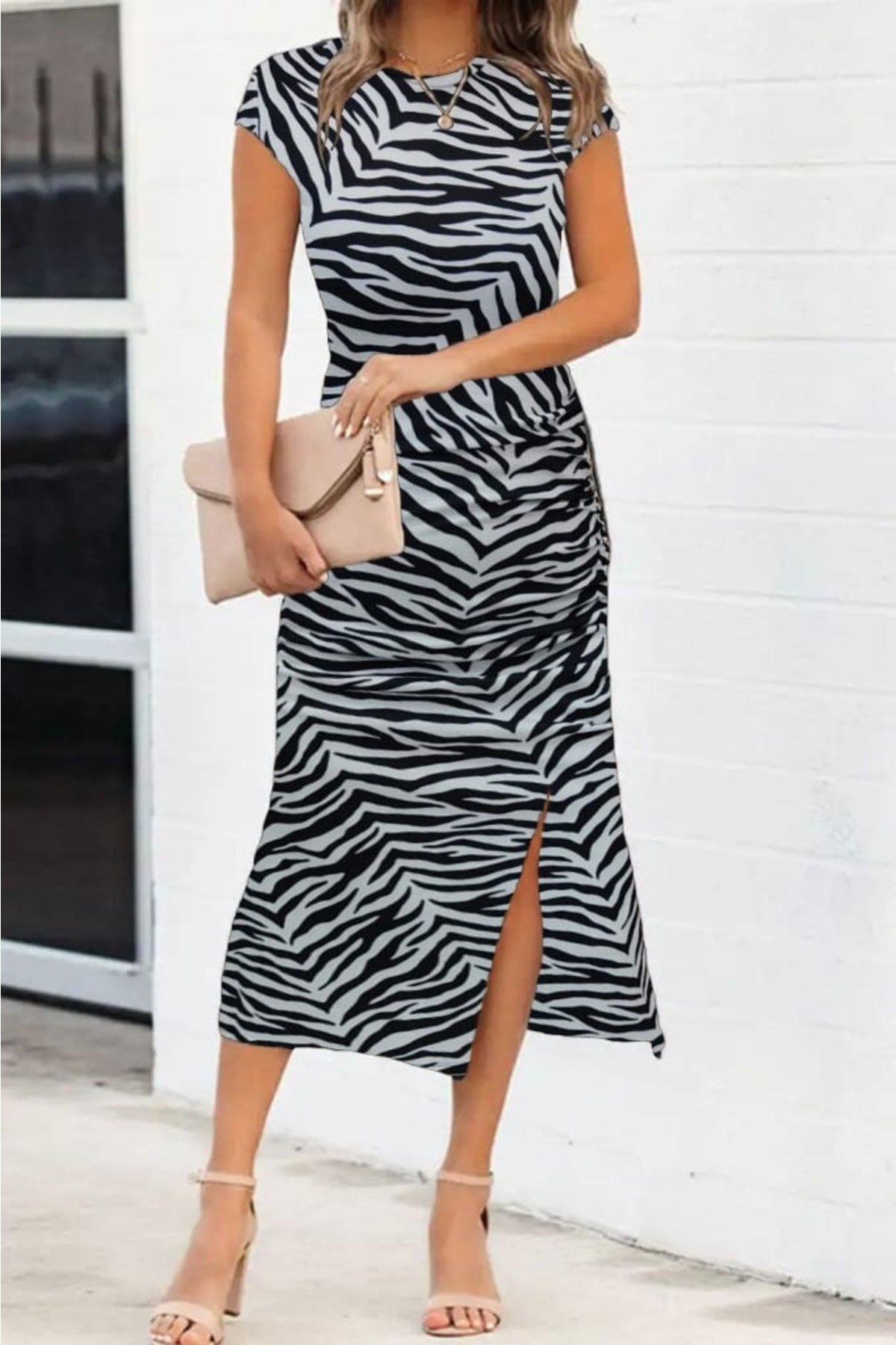 Beyaz Kısa Kollu Bisiklet Yaka Zebra Desen Yanlardan Büzgülü Yırtmaçlı ...